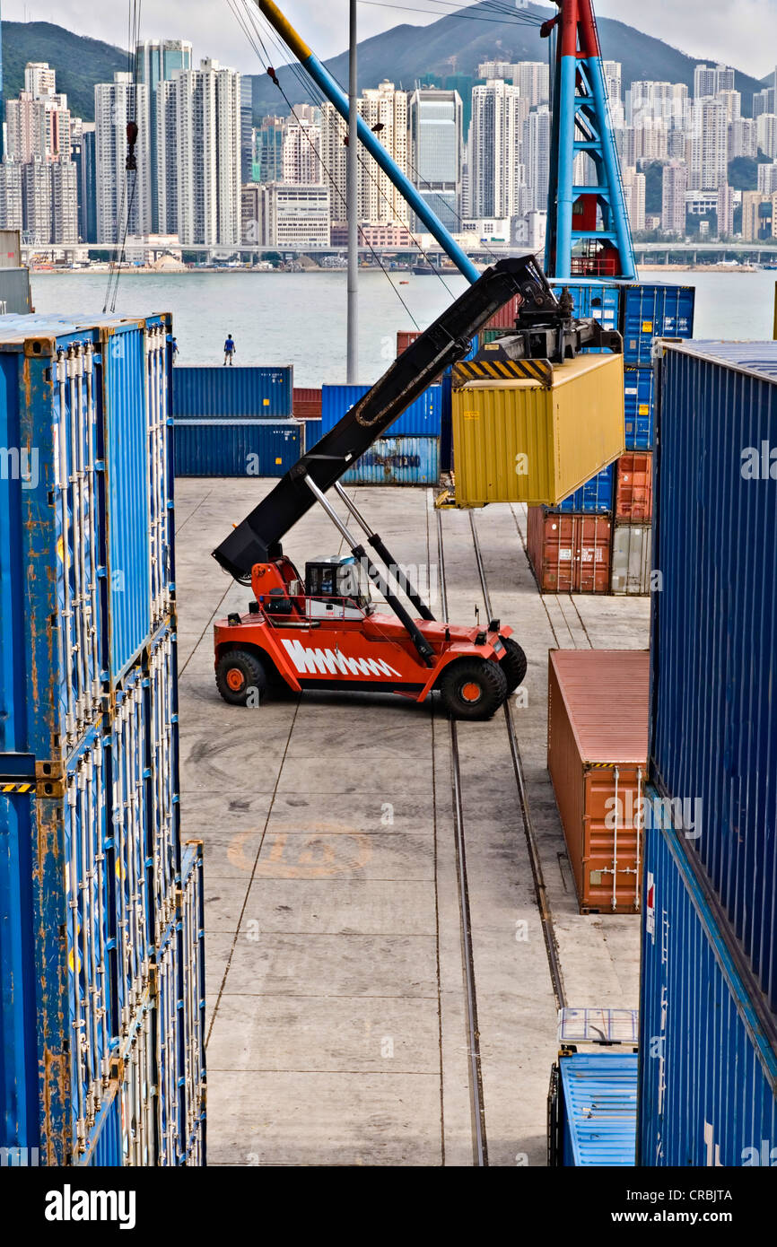 Container port victoria hong kong hi-res stock photography and images ...