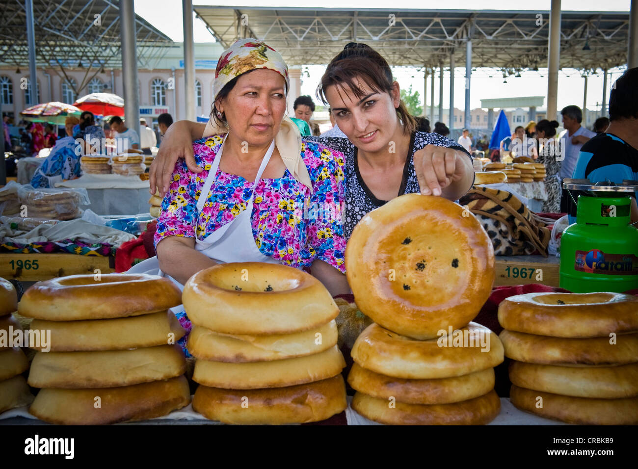 Uzbekistan, Samarkand, Siyob bazaar, bread sellers Stock Photo - Alamy