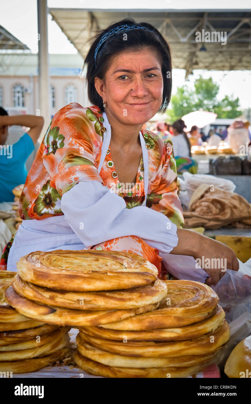 Uzbekistan, Samarkand, Siyob bazaar, bread sellers Stock Photo - Alamy
