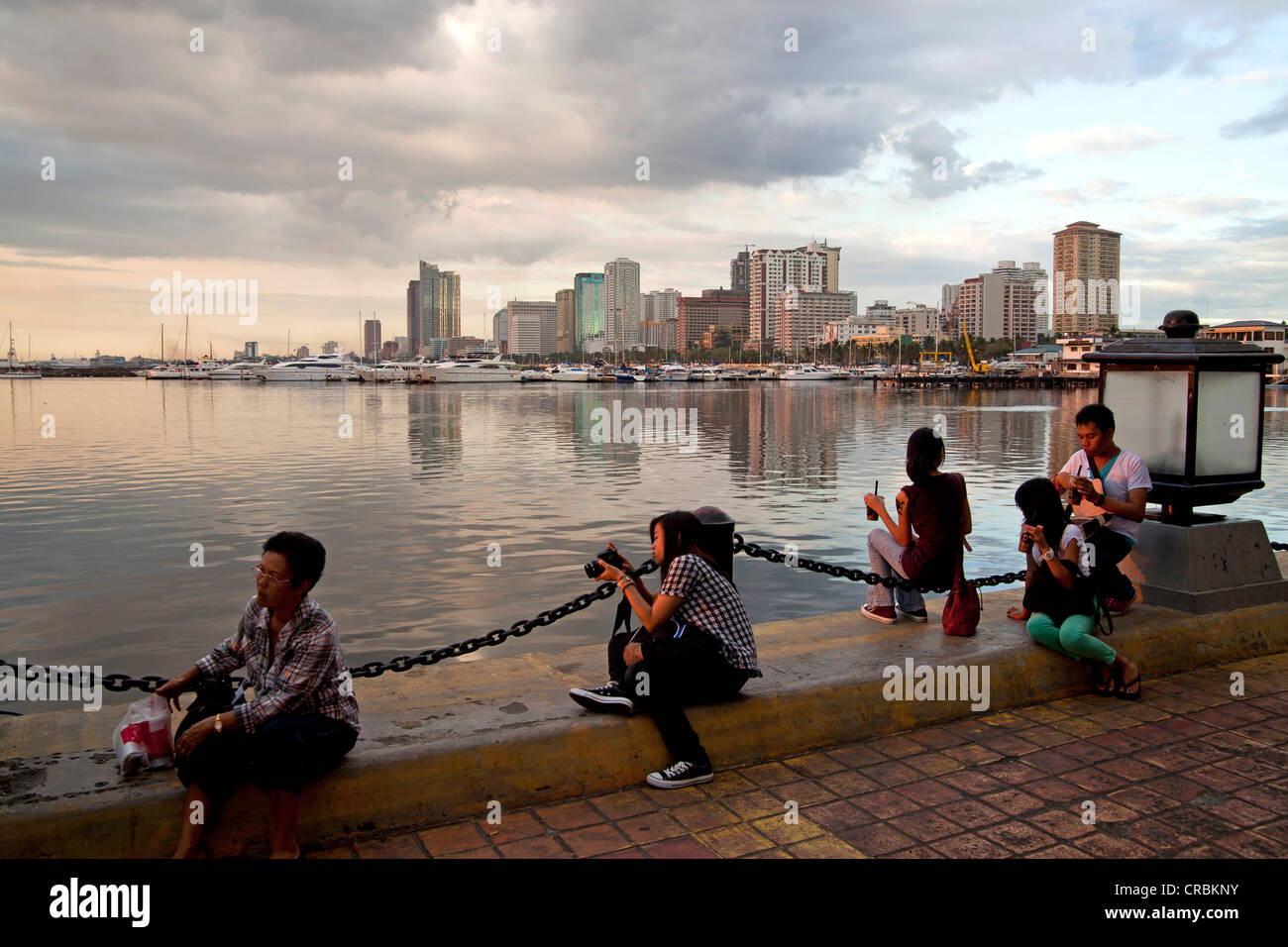 Evening in Harbour Square in front of the skyline along Manila Bay ...