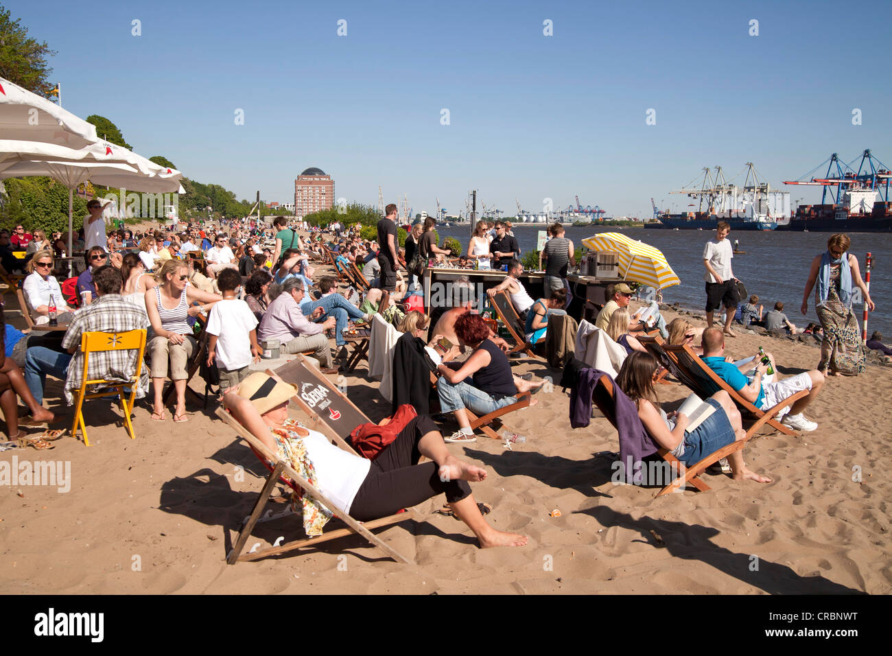 Crowded bar hi-res stock photography and images - Alamy