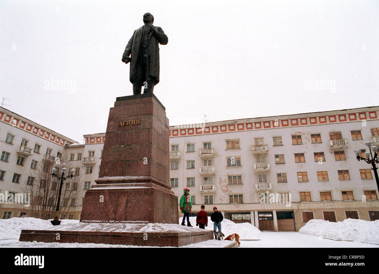 Lenin monument in front of a housing estate in Murmansk Stock Photo - Alamy