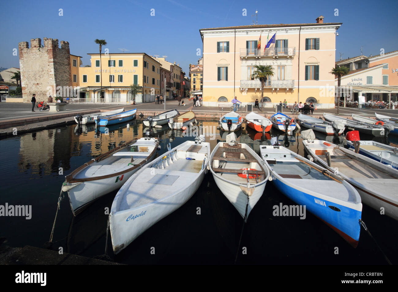 Fishing boats in the harbour and the lakeside promenade, Bardolino on ...