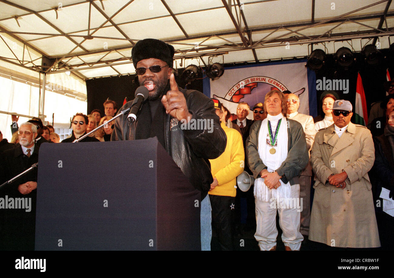 Isaac Hayes talks with Scientology Protest, Berlin, Germany Stock Photo ...
