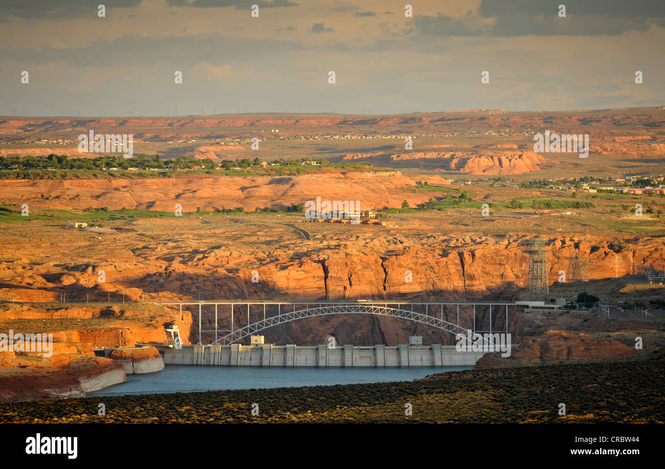 View from Wahweap View Overlook at Glen Canyon Dam in the evening light ...