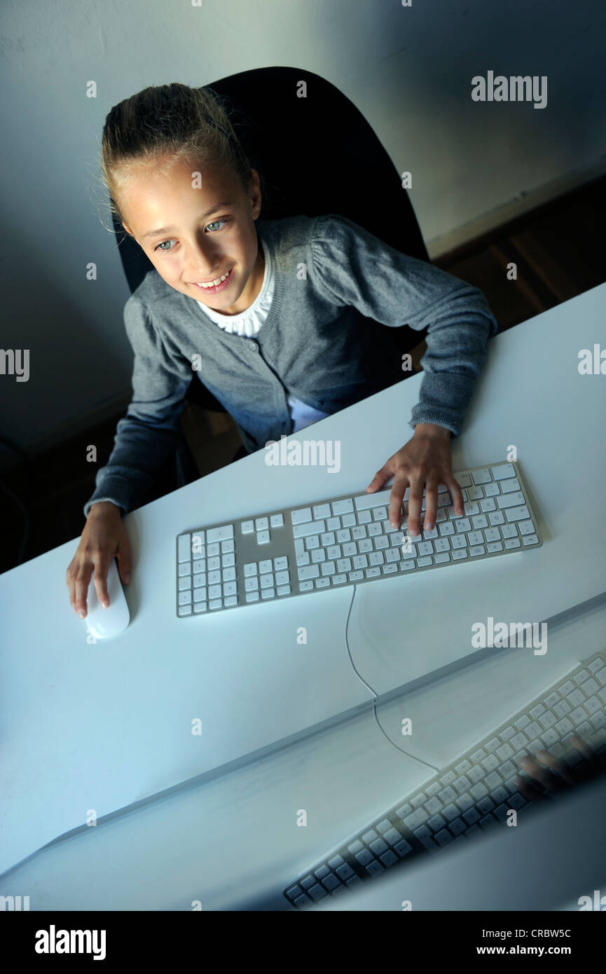 Girl keyboards computer hi-res stock photography and images - Alamy