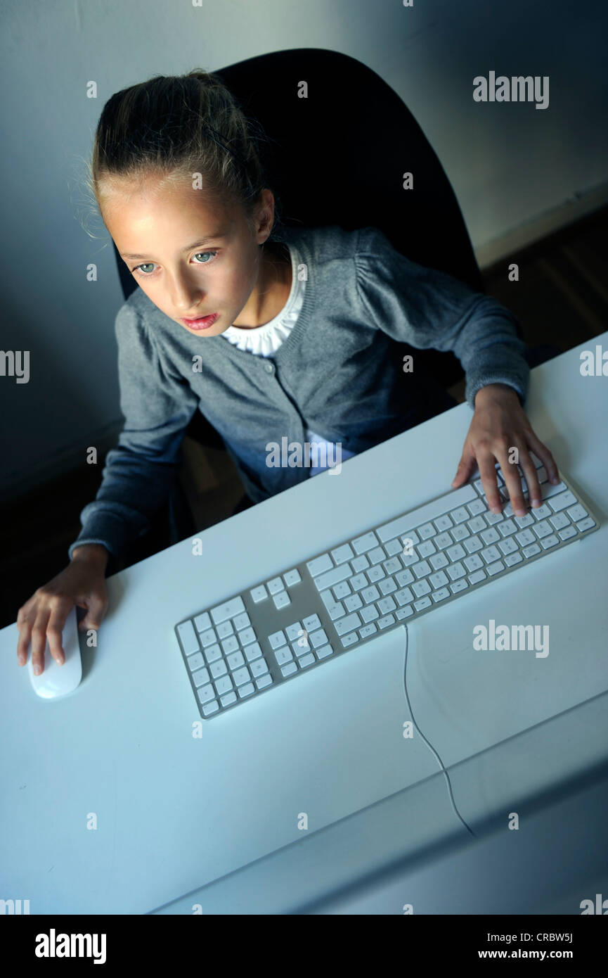 Girl keyboards computer hi-res stock photography and images - Alamy