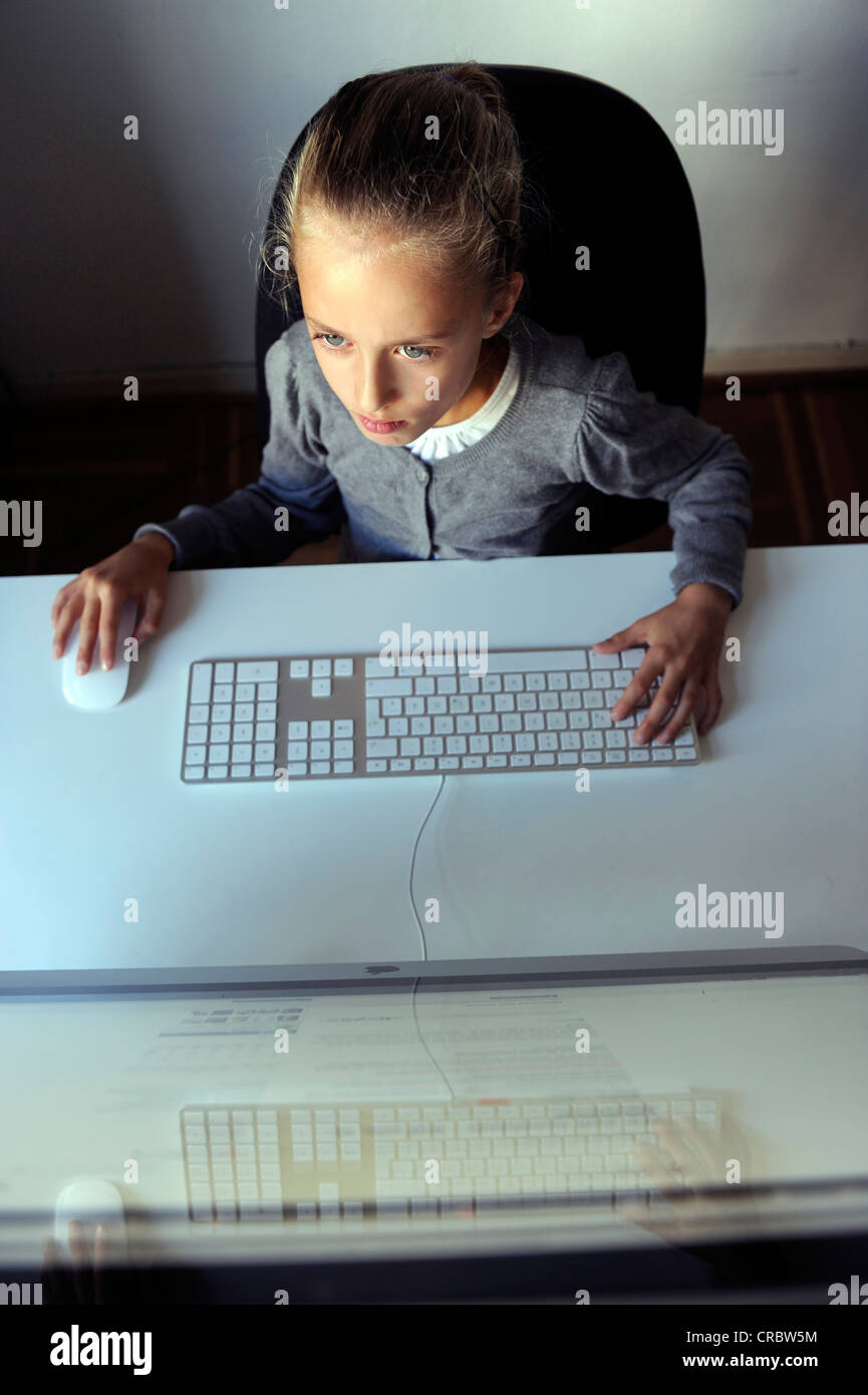 Girl keyboards computer hi-res stock photography and images - Alamy