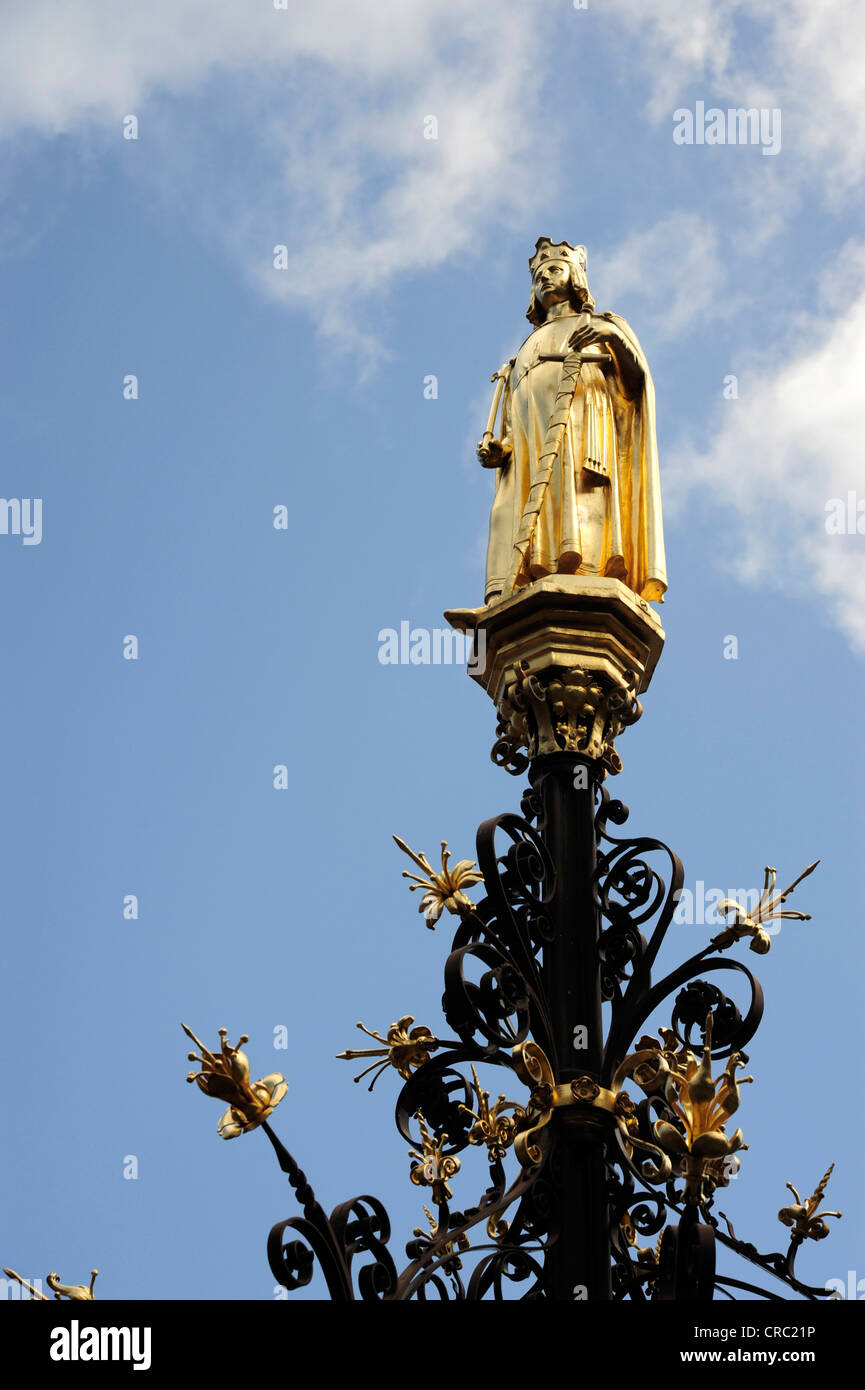 Willem II, William II statue in gold, Binnenhof Parliament, Den Haag ...