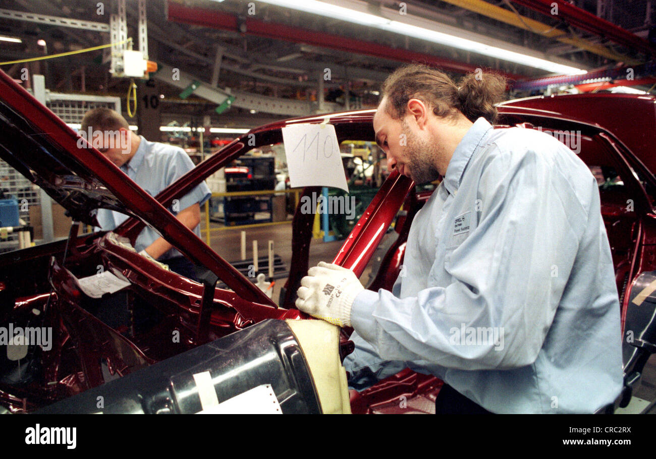 Assembly work at Opel Polska SA in Gliwice, Poland Stock Photo - Alamy