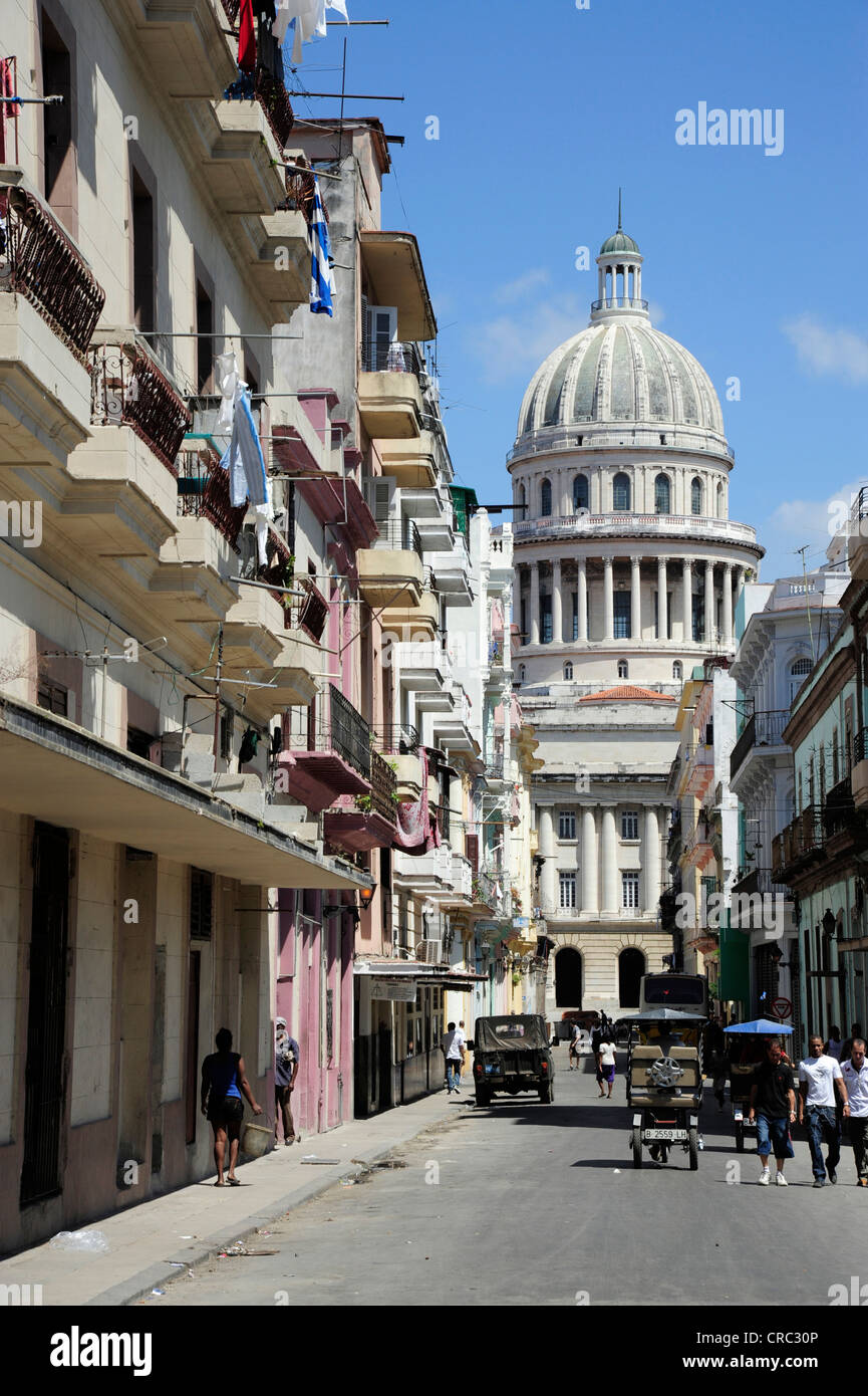 Cuban street style hi-res stock photography and images - Alamy