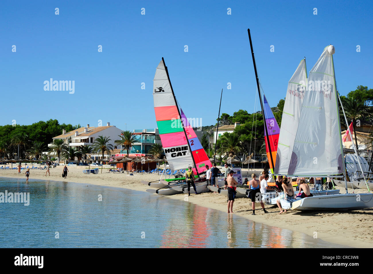 Water beach boats sails island hi-res stock photography and images - Alamy