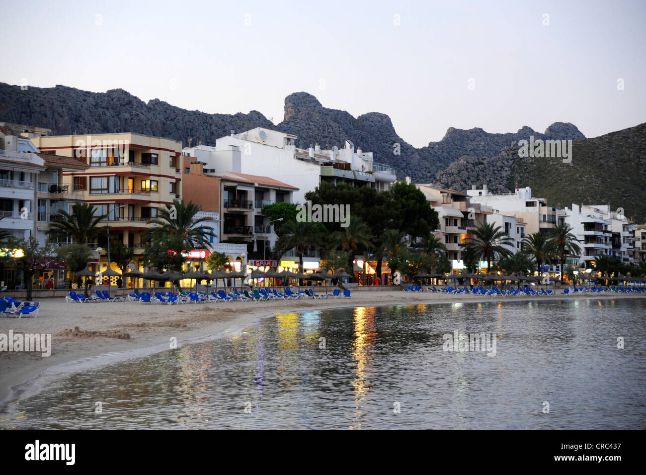 Beach in the evening, mountains at back, Puerto de Pollensa, Port de ...