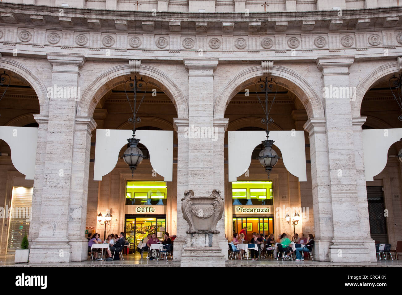 Sidewalk cafe rome hi-res stock photography and images - Alamy