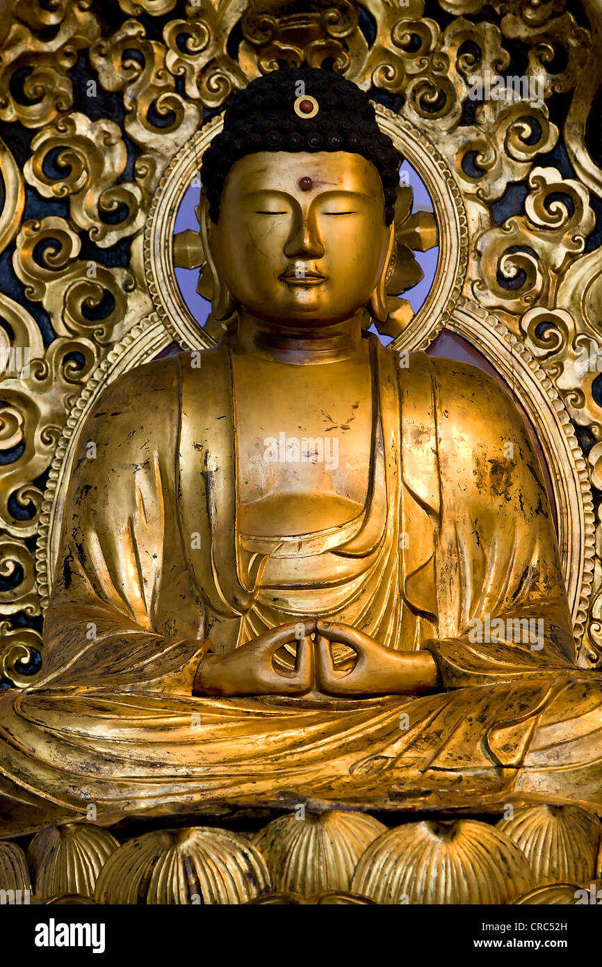 Gold buddha statue hi-res stock photography and images - Alamy