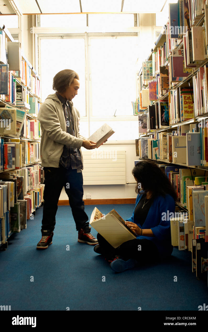 Students reading in library Stock Photo - Alamy