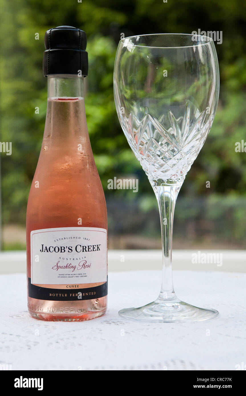 Rose wine glass bottle hi-res stock photography and images - Alamy