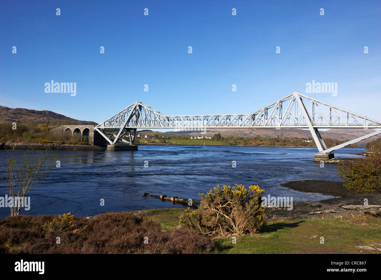 the single track connel bridge on the a828 coastal route road over loch ...