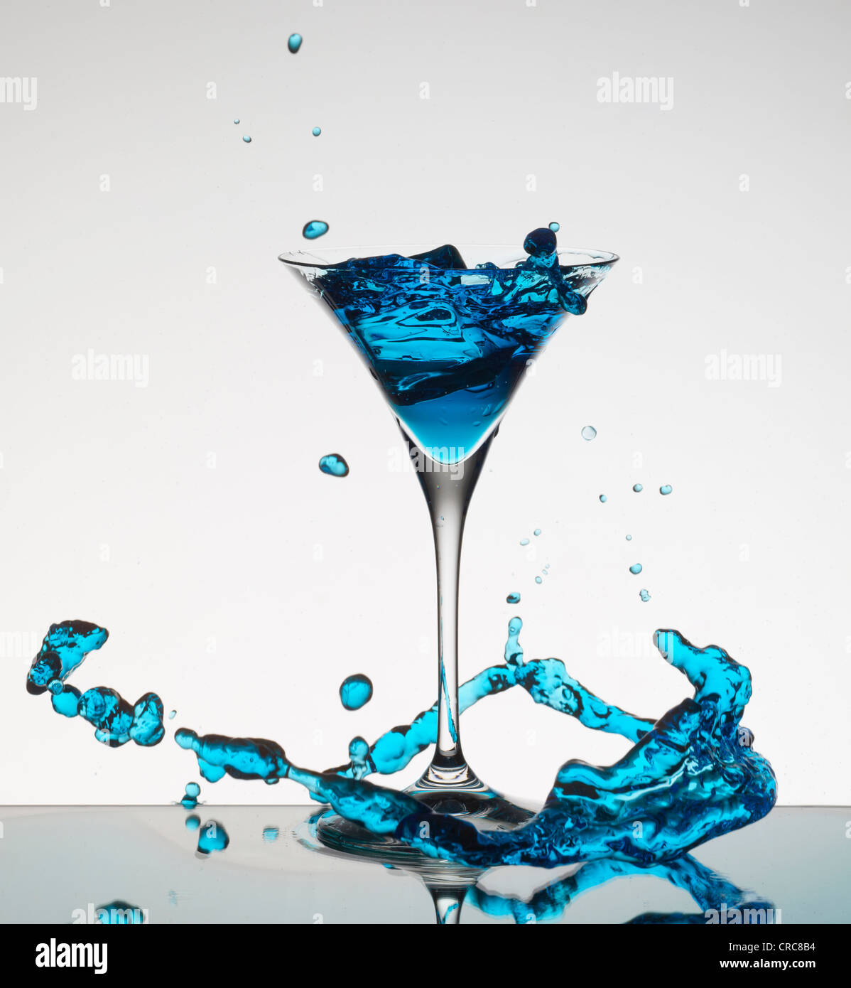 Cocktail spilling hi-res stock photography and images - Alamy