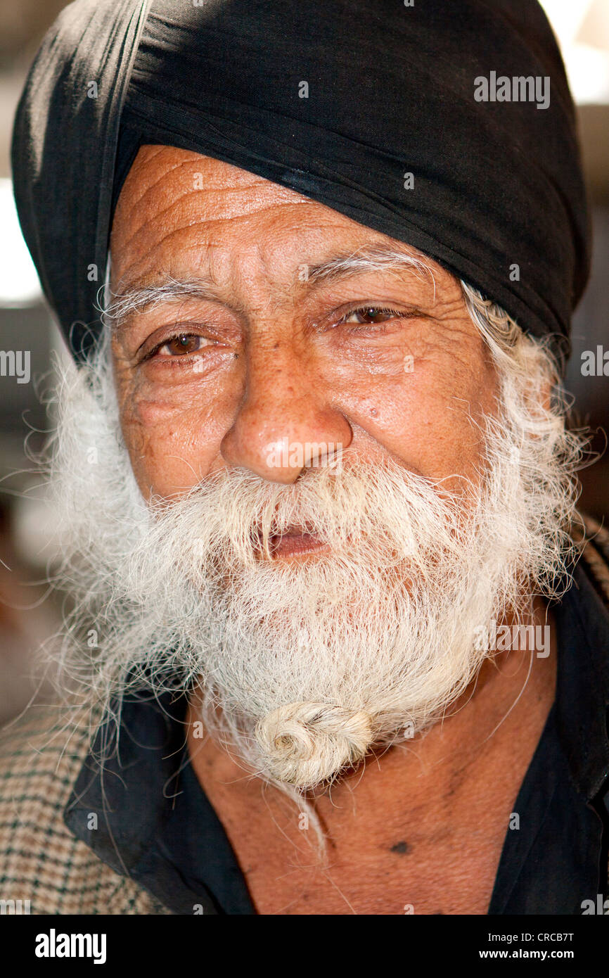 Volunteer cook at the Sikh temple, Bangla Sahib, in Connaught Place ...
