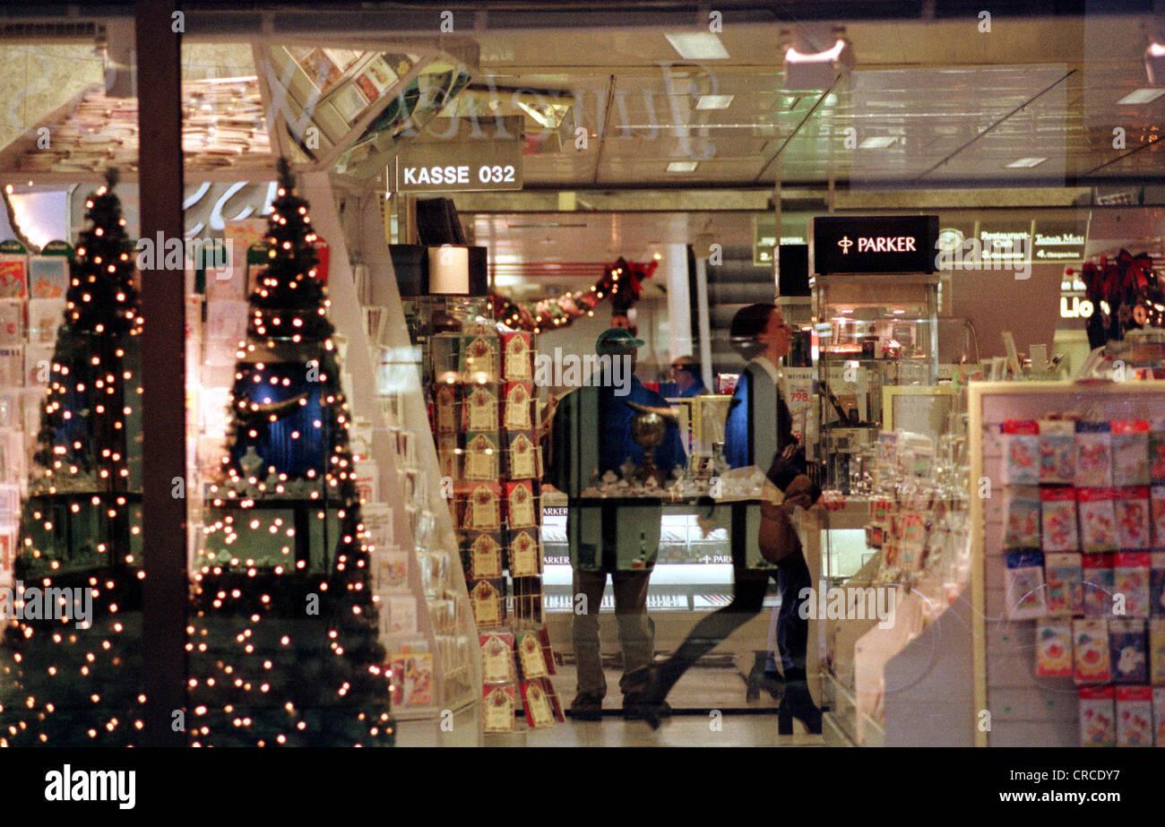 Bremen, festively decorated shop-windows Stock Photo - Alamy