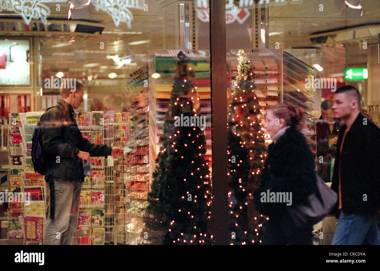 Bremen, festively decorated shop-windows Stock Photo - Alamy