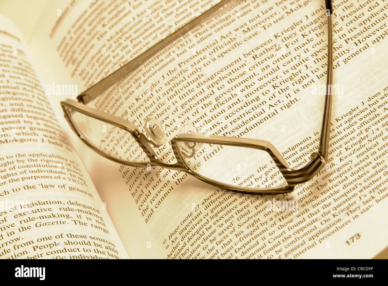 Open reading book hi-res stock photography and images - Alamy