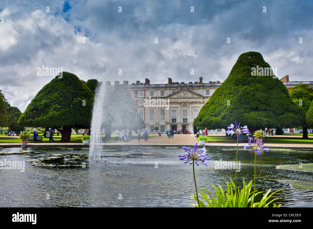 Fountain and water feature at Hampton Court Palace Stock Photo - Alamy