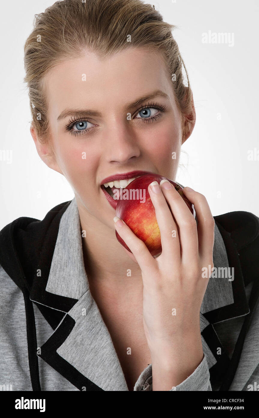 Young woman eating an apple Stock Photo - Alamy