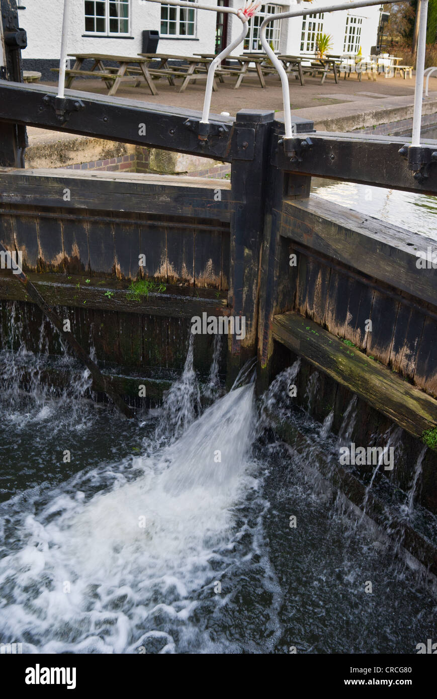 Badly leaking lock gates at Mountsorrel on the Grad Union Canal With ...