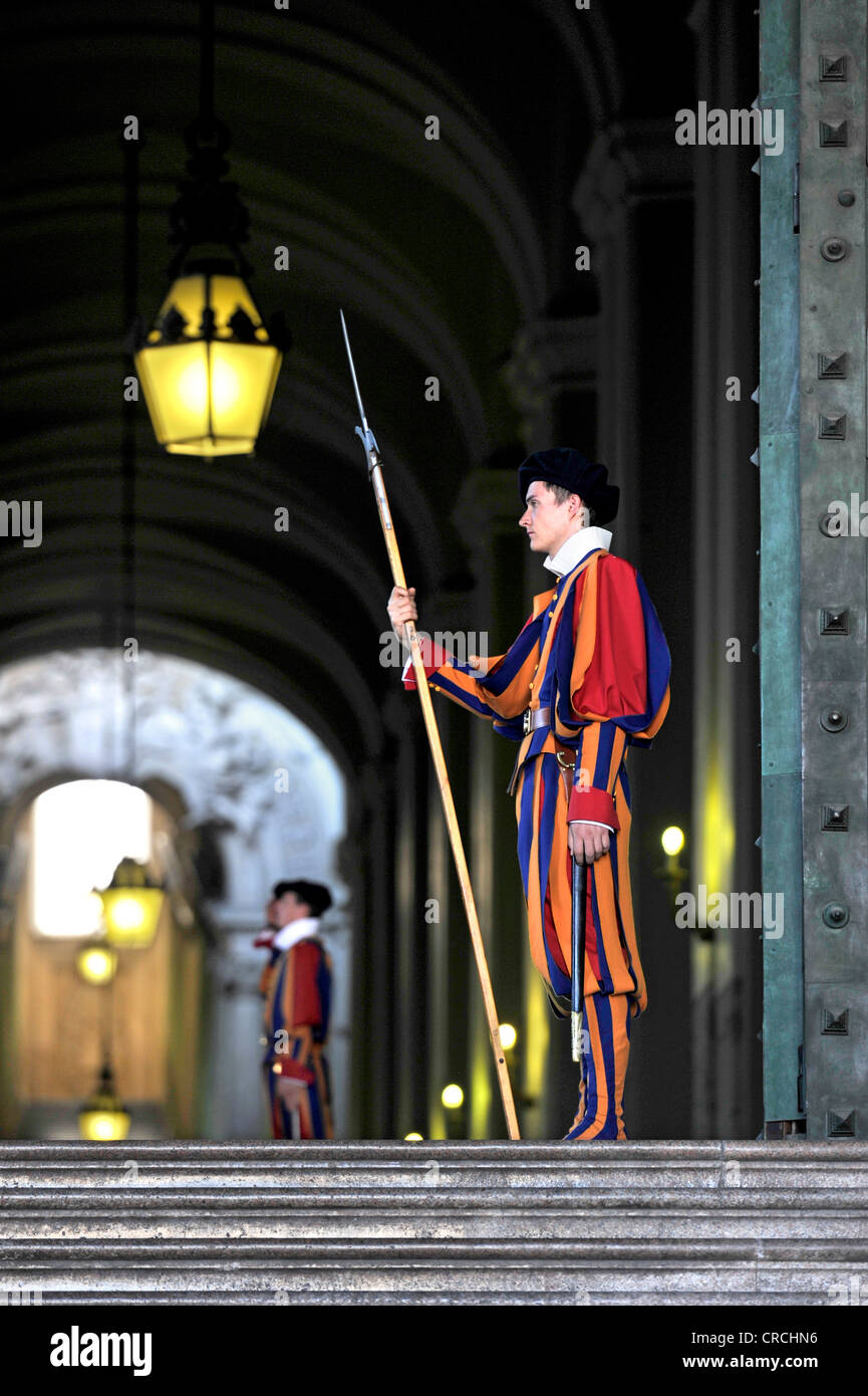Swiss soldiers of the Swiss Guard at St. Peter's Basilica, Vatican ...
