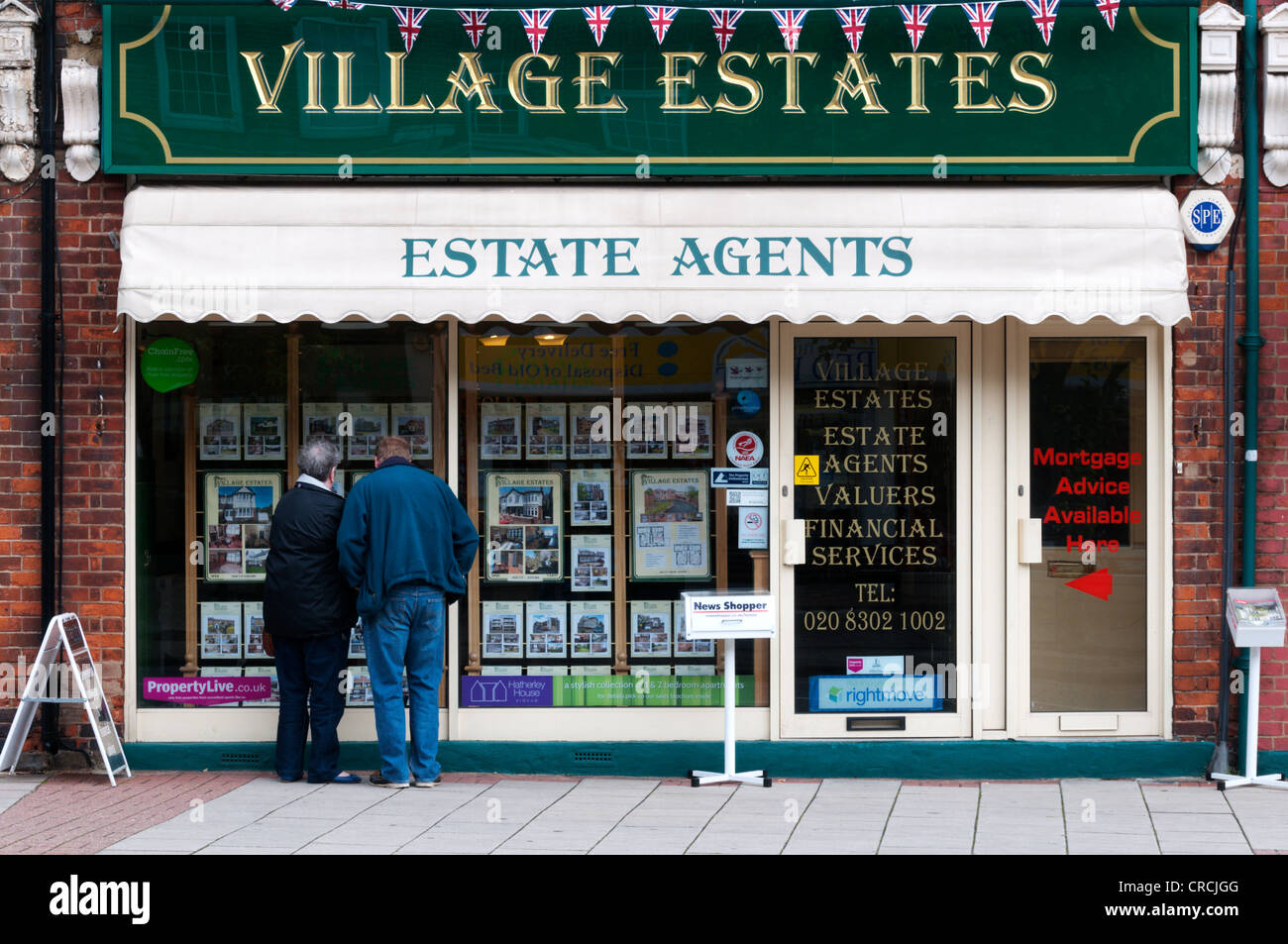 Couple and estate agent and london hi-res stock photography and images ...