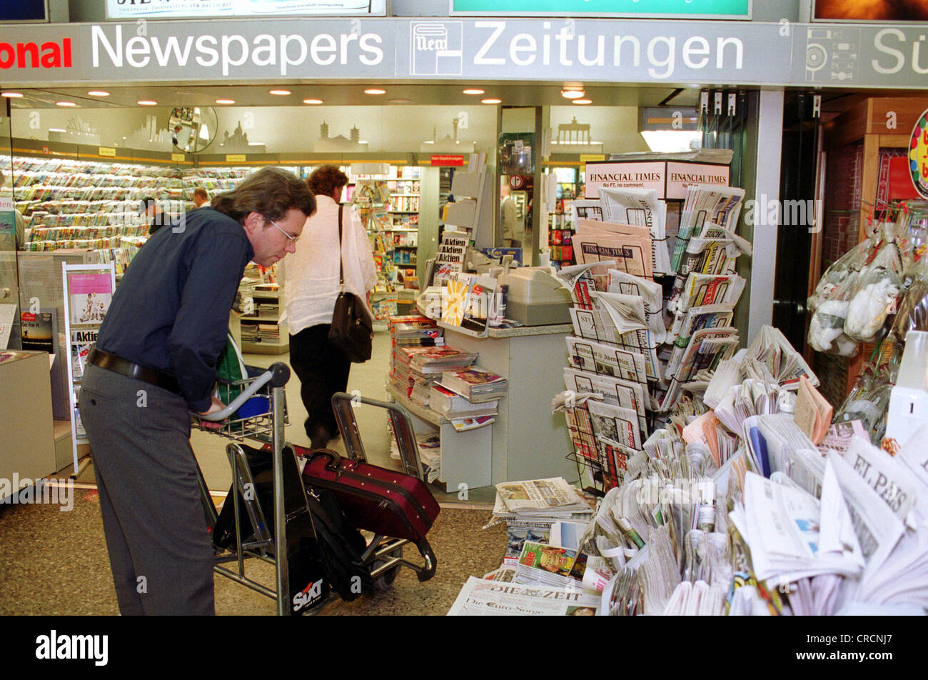 International newspapers airport hi-res stock photography and images ...