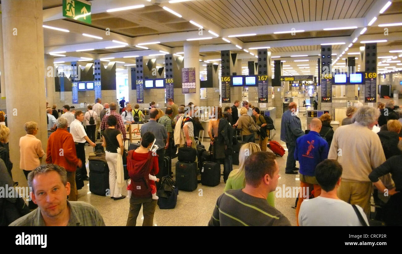 Baggage check airports hi-res stock photography and images - Alamy