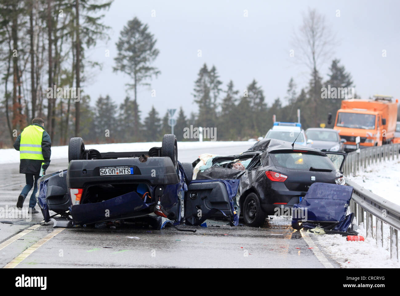 Destroyed cars hi-res stock photography and images - Alamy
