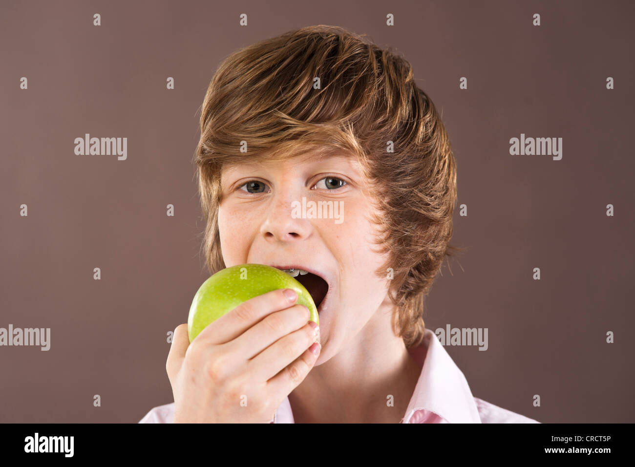 Coloured boy eating apple hi-res stock photography and images - Alamy
