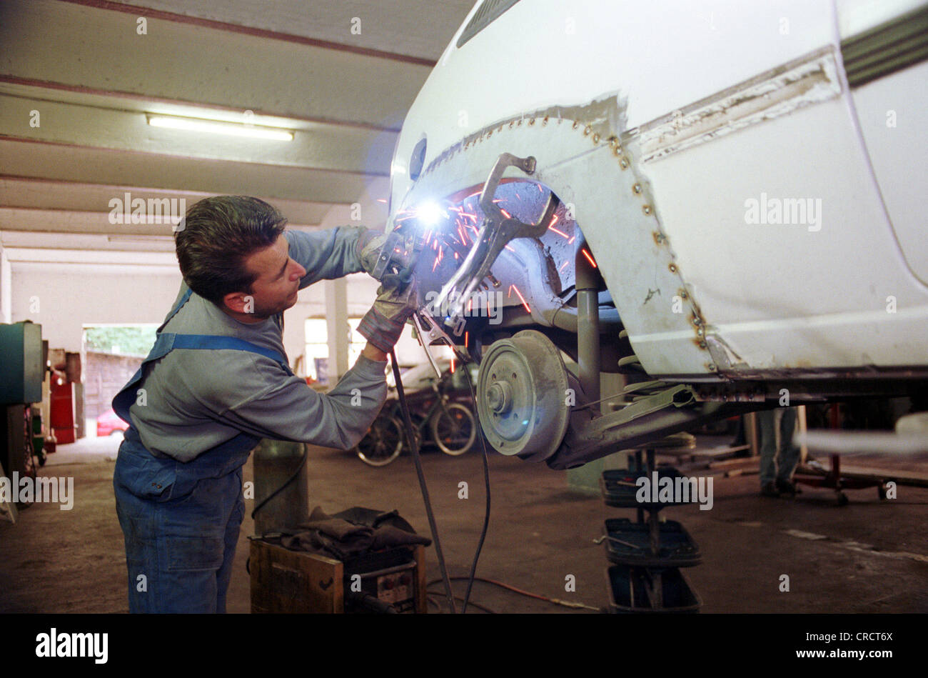 Auto repair shop, car mechanic at work Stock Photo - Alamy