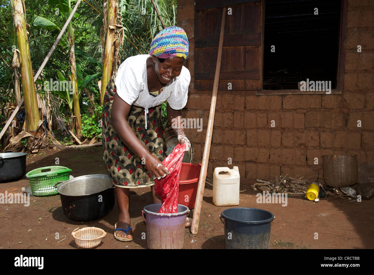 Woman washing the dishes, Bamenda, Cameroon, Africa Stock Photo - Alamy