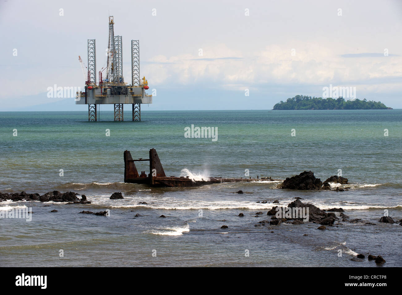 Offshore oil drilling rigs hi-res stock photography and images - Alamy