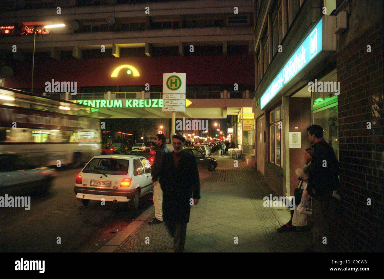 Nocturnal street scene in Berlin-Kreuzberg Stock Photo - Alamy