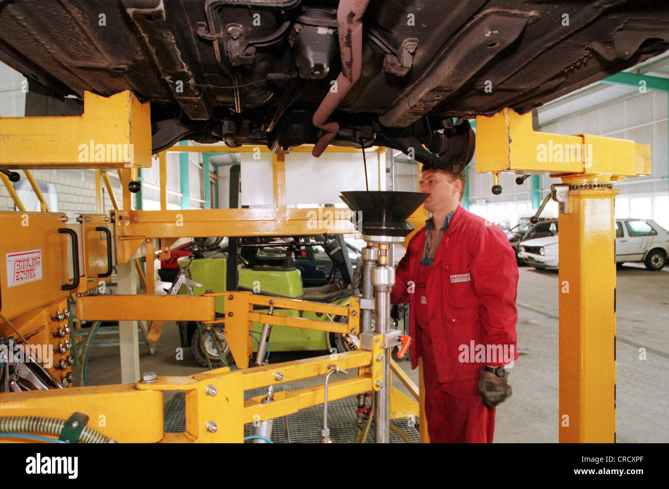 Auto recycling operation hi-res stock photography and images - Alamy