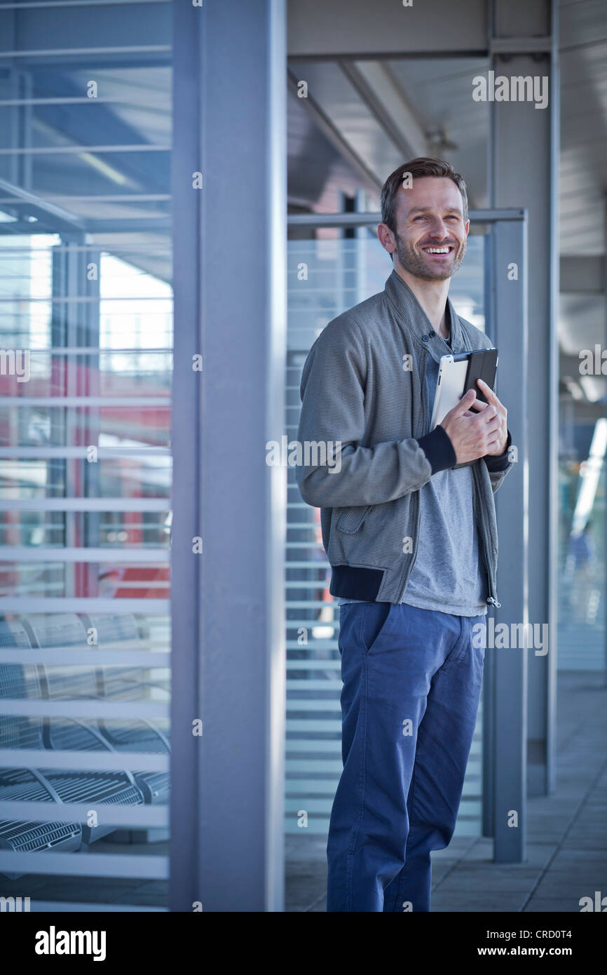 Man with ipad outdoors Stock Photo - Alamy