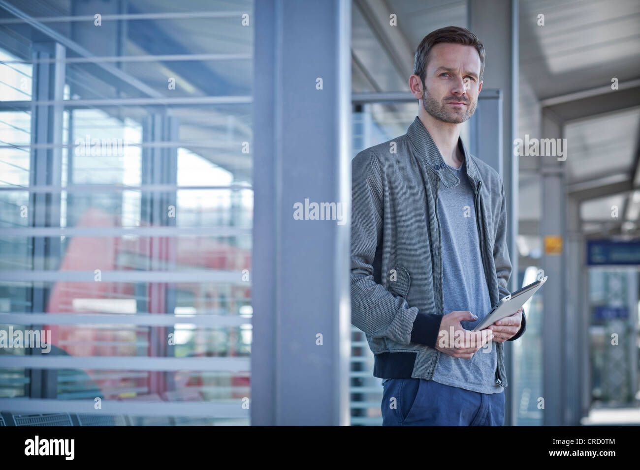 Man with ipad outdoors Stock Photo - Alamy