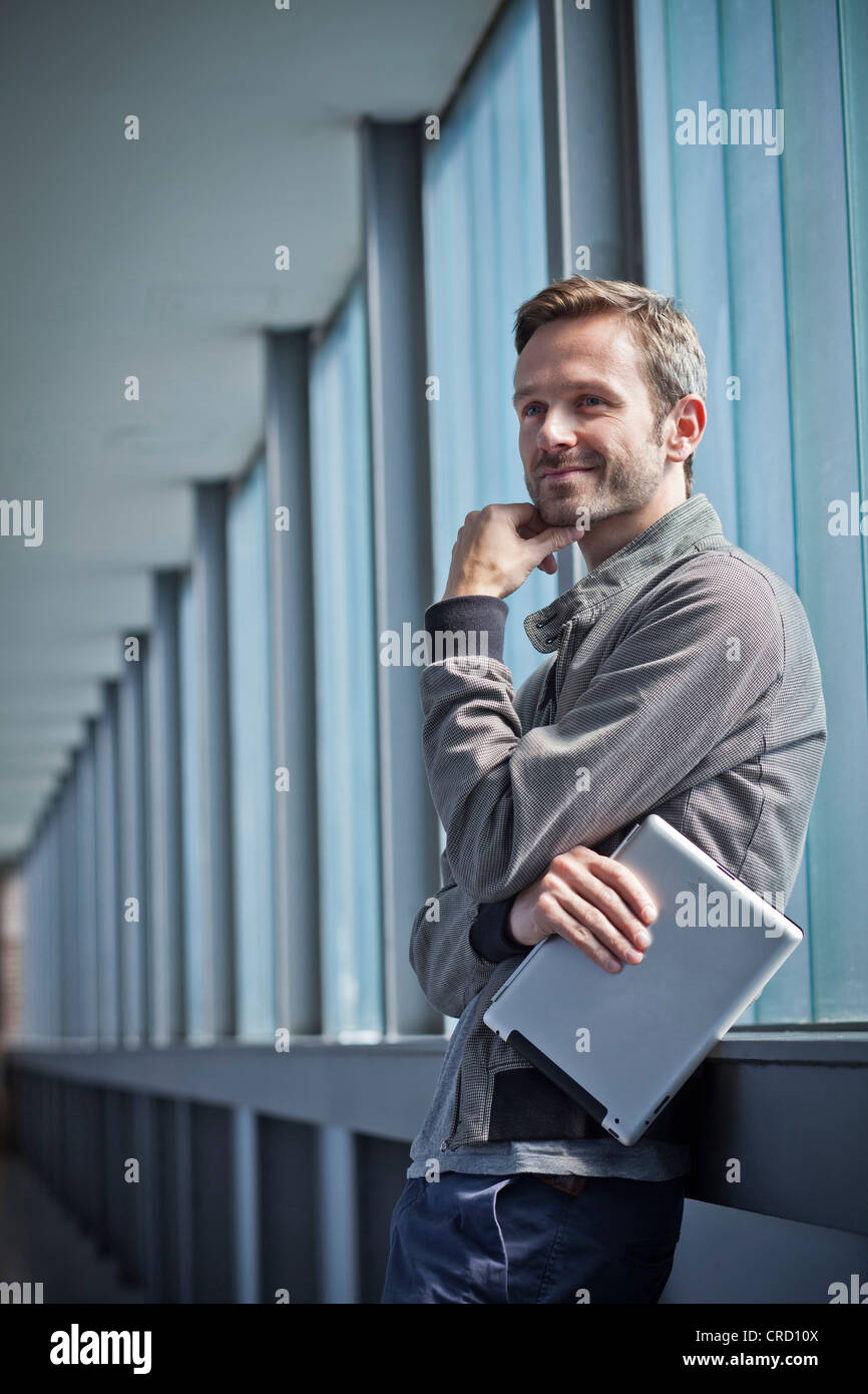 Man with ipad outdoors Stock Photo - Alamy
