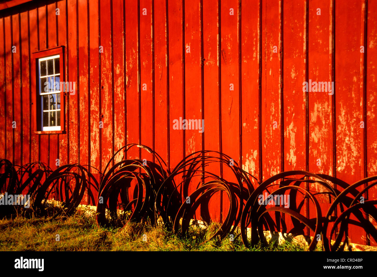Wagon wheel red barn hi-res stock photography and images - Alamy