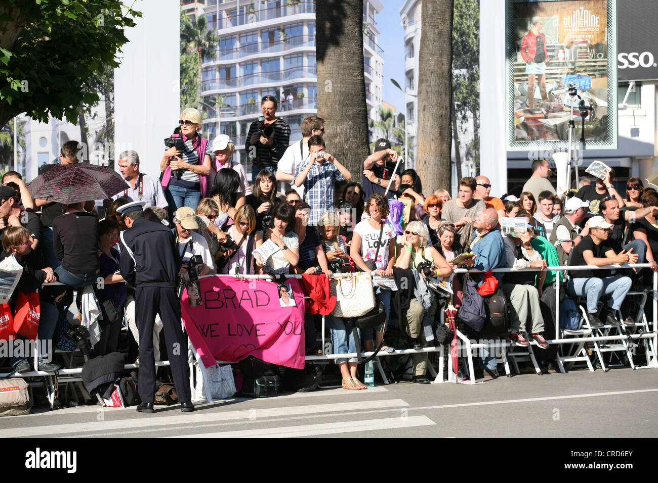 Brad pitt and fans hi-res stock photography and images - Alamy