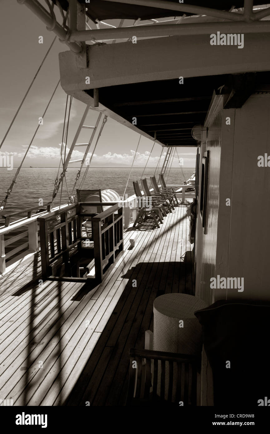 Sailing aboard the traditional Buginese sailing schooner "Ombak Putih ...