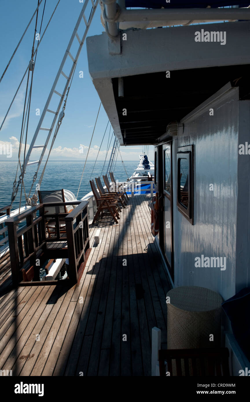 Sailing aboard the traditional Buginese sailing schooner "Ombak Putih ...
