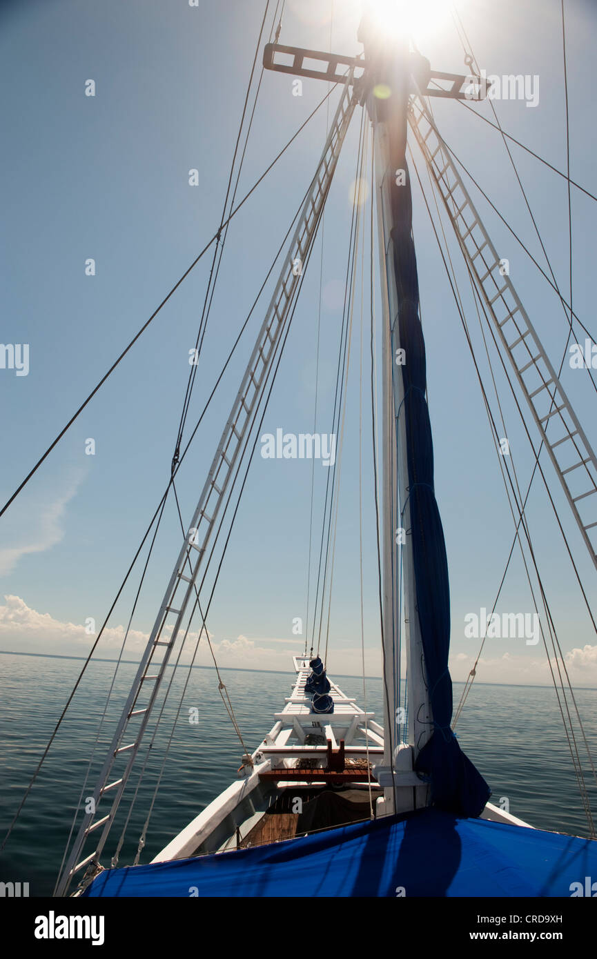 Sailing aboard the traditional Buginese sailing schooner "Ombak Putih ...