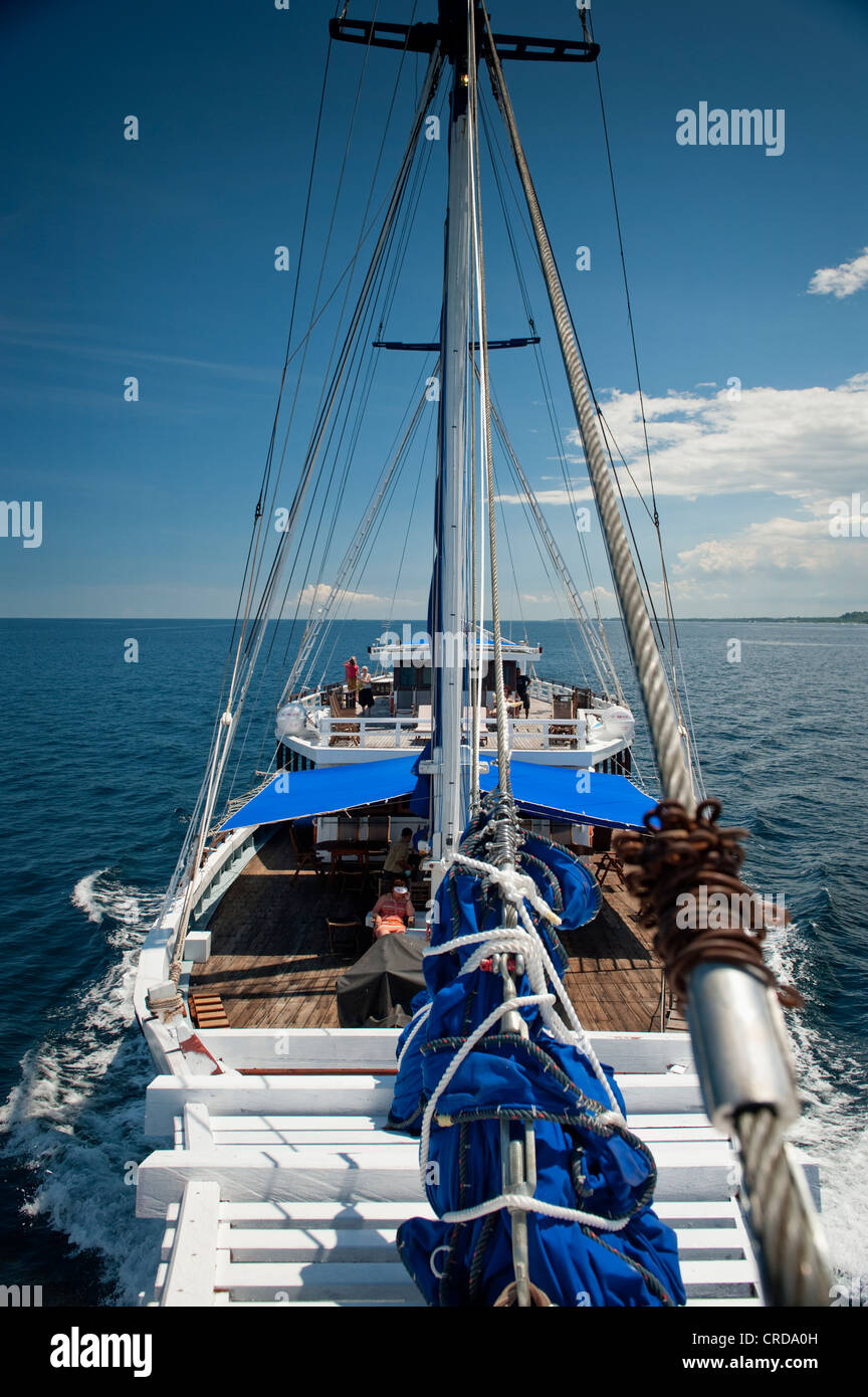 Sailing aboard the traditional Buginese sailing schooner "Ombak Putih ...